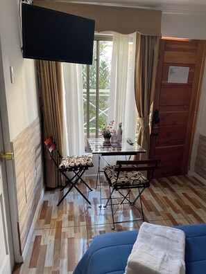 Quarto Clássico, vista para o jardim | Secretária, secretária adequada para computadores portáteis 