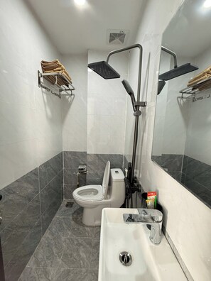 Apartamento, varanda | Casa de banho | Um polibã, um secador de cabelo, toalhas fornecidas, sabão 