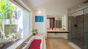 Villa Comfort, vista para a piscina | Casa de banho