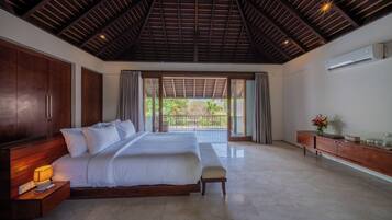 Villa Comfort, vista para a piscina | Ferro/tábua de engomar, Wi-fi grátis