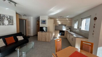 Apartamento Comfort, 3 quartos | Cozinha privada | Um frigorífico, um micro-ondas, um forno, uma máquina de lavar louça 