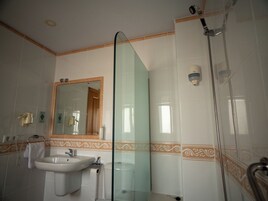 Quarto Individual Clássico, Vista para a cidade | Casa de banho | Toalhas fornecidas, sabão, champô, papel higiénico 
