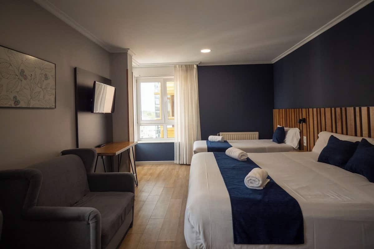 Quarto triplo família, vista para a cidade