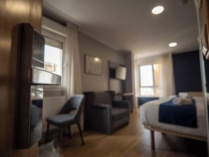 Quarto triplo família, vista para a cidade | Escrivaninha, Wi-Fi de cortesia
