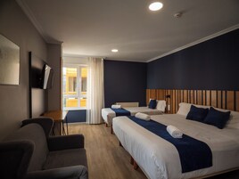 Quarto Triplo Familiar, Vista para a cidade | Secretária, Wi-fi grátis 