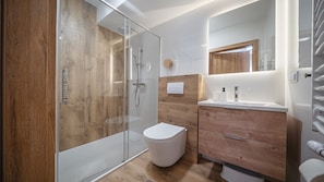 Apartamento (H 7) | Banheiro | Chuveiro, secador de cabelo, toalhas de banho 