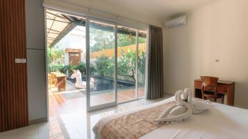 Vila standard, sacada, vista para a piscina | Ferros/tábuas de passar roupa, Wi-Fi de cortesia
