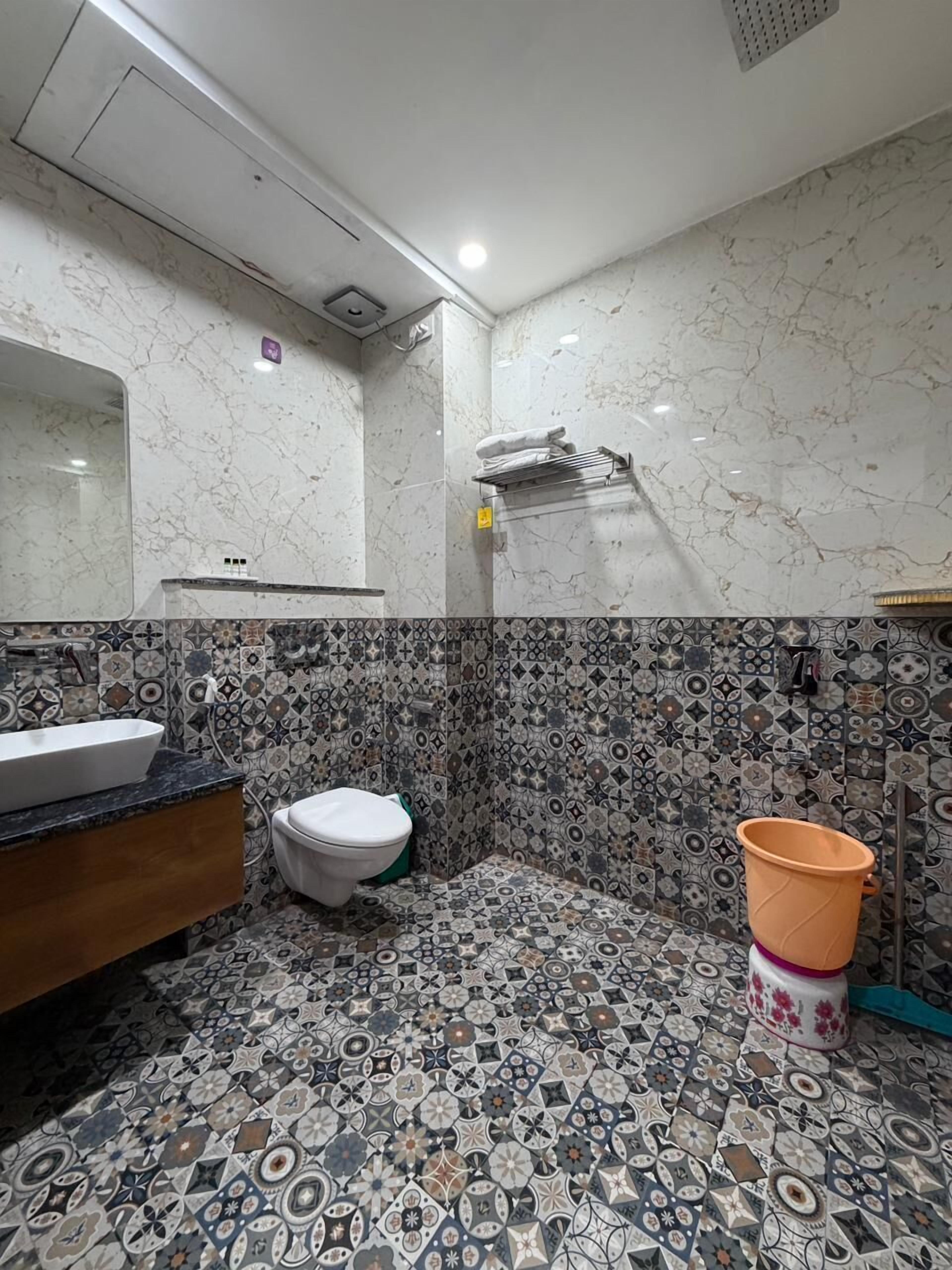 Quarto superluxo | Banheiro | Chuveiro, toalhas de banho, sabonete, shampoo