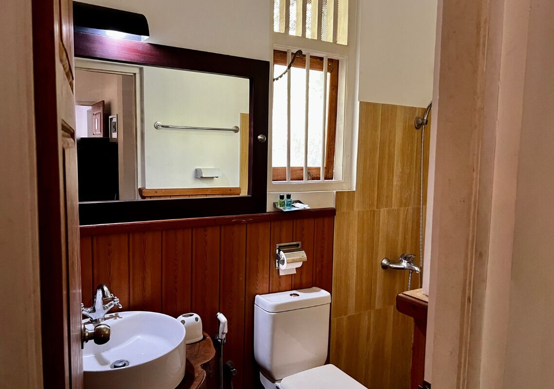 Quarto Clássico com Cama de Casal, 1 cama queen-size, vista para o jardim | Casa de banho