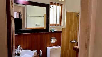 Quarto Clássico com Cama de Casal, 1 cama queen-size, vista para o jardim | Casa de banho