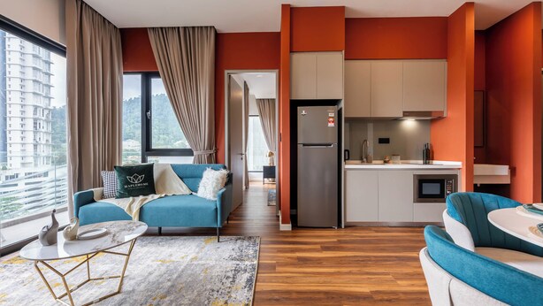 Um apartamento moderno com sala de estar, cozinha e vista para a paisagem urbana.