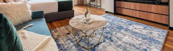 Suíte premier, 1 cama King, sacada | Sala de estar | Mesa de pingue-pongue