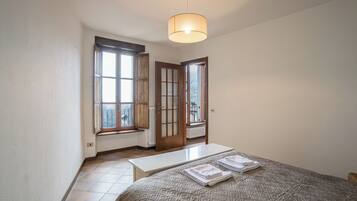 Apartamento Familiar, vários quartos, 2 casas de banho, junto à montanha (Casa Tranquillità Lario) | 2 quartos, ferro/tábua de engomar, Wi-fi grátis