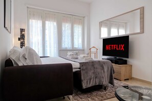 Apartamento Deluxe, varanda | Secretária, secretária adequada para computadores portáteis 