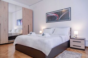 Apartamento Clássico, varanda | Secretária, secretária adequada para computadores portáteis 