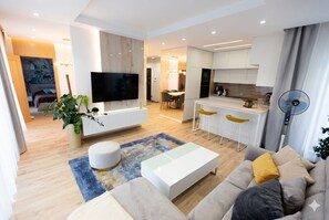 Apartamento premium, sacada, vista para o rio | Área de estar | Smart TV 55 polegadas com canais digitais