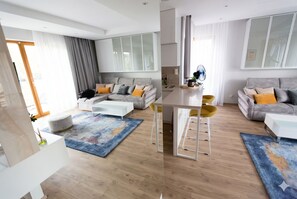 Apartamento premium, sacada, vista para o rio | Área de estar