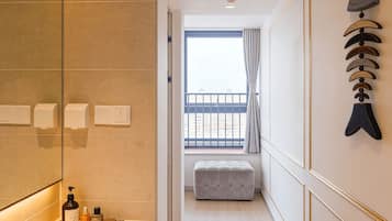 Quarto Duplo Superior | Casa de banho | Artigos de higiene pessoal grátis, um secador de cabelo, chinelos