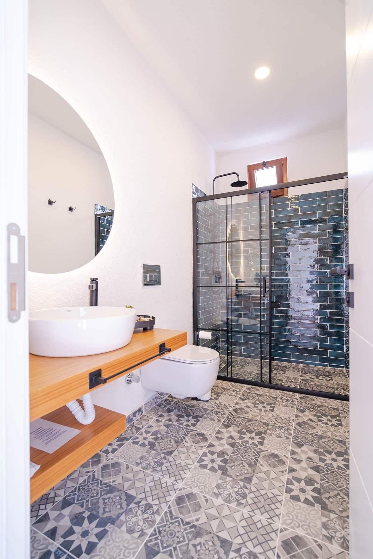 Quarto Elite | Casa de banho | Um polibã, um secador de cabelo, chinelos, um bidé 