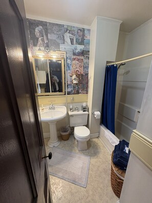 Quarto Standard, 1 cama queen-size, não fumadores | Casa de banho | Artigos de higiene pessoal grátis, um secador de cabelo 