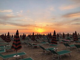Na praia, praia de areia branca, bares na praia