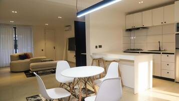 Quarto econômico, sacada, vista para a cidade | Parte interna