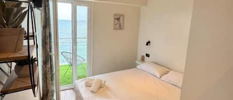 Quarto casal ou duplo standard, sacada, vista para o mar | Ferros/tábuas de passar roupa, Wi-Fi de cortesia