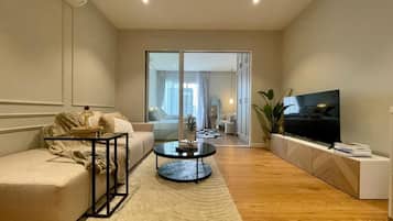 Apartamento família, sacada, vista para a cidade | Área de estar