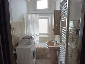 Apartamento Clássico | Casa de banho | Uma combinação polibã/banheira, um secador de cabelo, chinelos 
