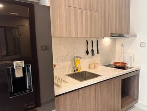 Casa Deluxe, varanda, vista para a piscina | Cozinha privada | Um frigorífico, utensílios de cozinha, Especiarias 