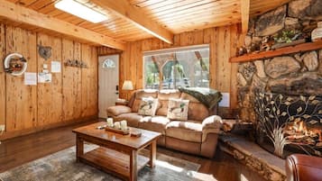 Casa Básica, pátio, vista para a montanha | Sala de estar