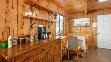 Casa bĂĄsica, varanda, vista para a montanha | Parte interna