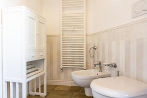 Quarto casal luxo, sacada, vista para a cidade | Banheiro