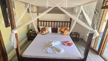 Quarto casal básico, vista para a piscina