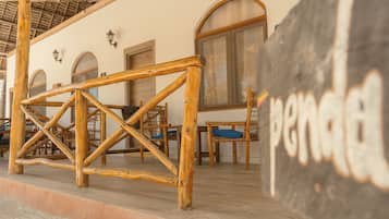 Quarto casal, vista para a piscina | Opções para refeição