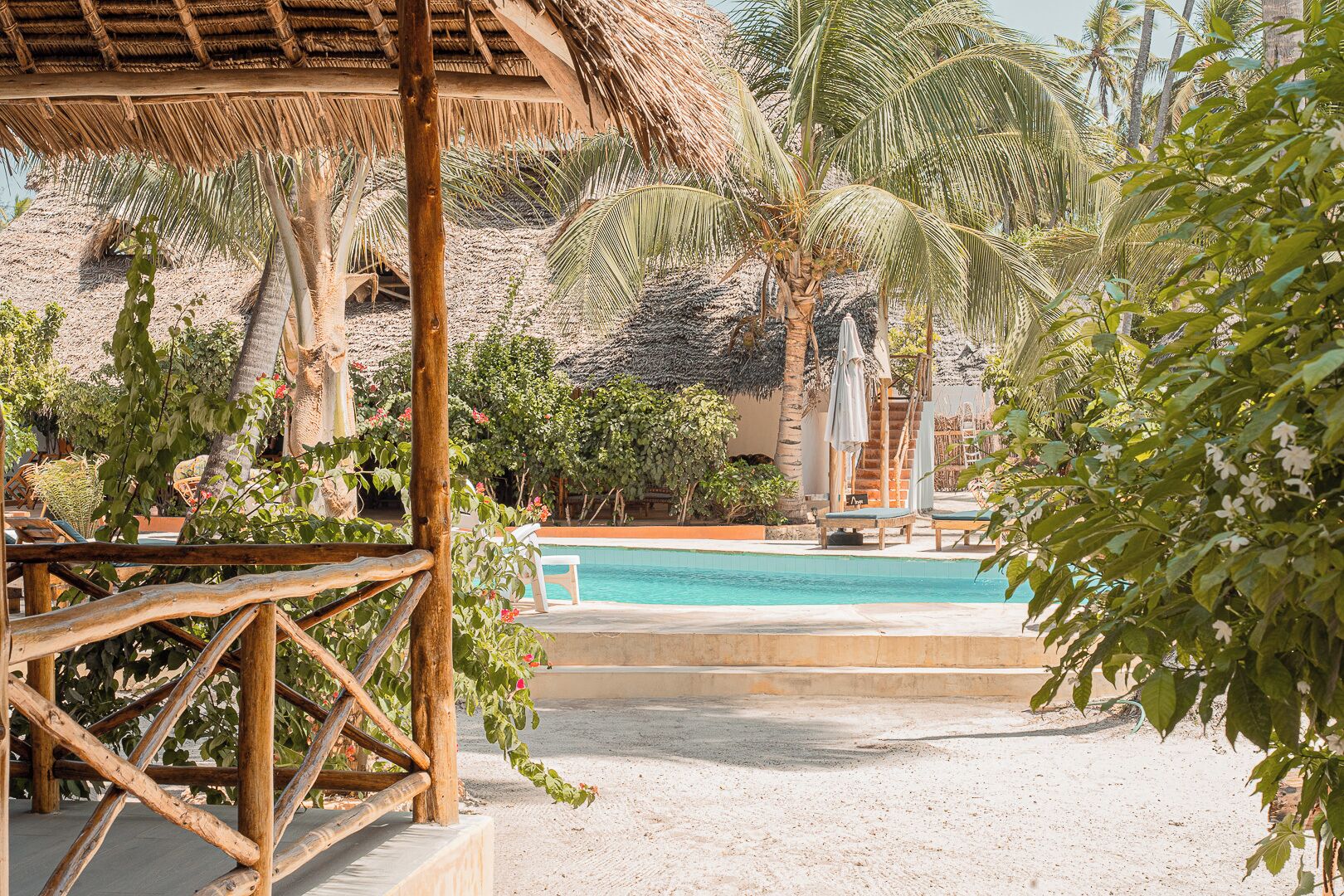 Quarto casal conforto, vista para o pátio | Piscina