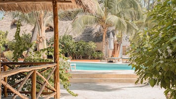 Quarto casal conforto, vista para o pátio | Piscina