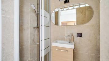 Apartamento | Casa de banho | Um secador de cabelo, toalhas fornecidas, champô