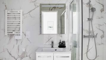 Apartamento | Banheiro | Secador de cabelo, toalhas de banho, shampoo