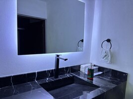 Quarto de Luxo, vista para o vale | Casa de banho | Um polibã, um chuveiro fixo, toalhas fornecidas, papel higiénico 