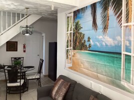 Apartamento em Condomínio Fechado, varanda, vista para o jardim | Sala de estar | Televisor LCD de 32 polegadas com canais via satélite 