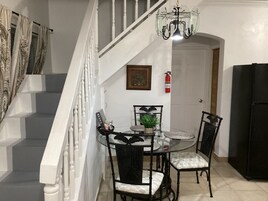 Apartamento em Condomínio Fechado, varanda, vista para o jardim | Restaurantes