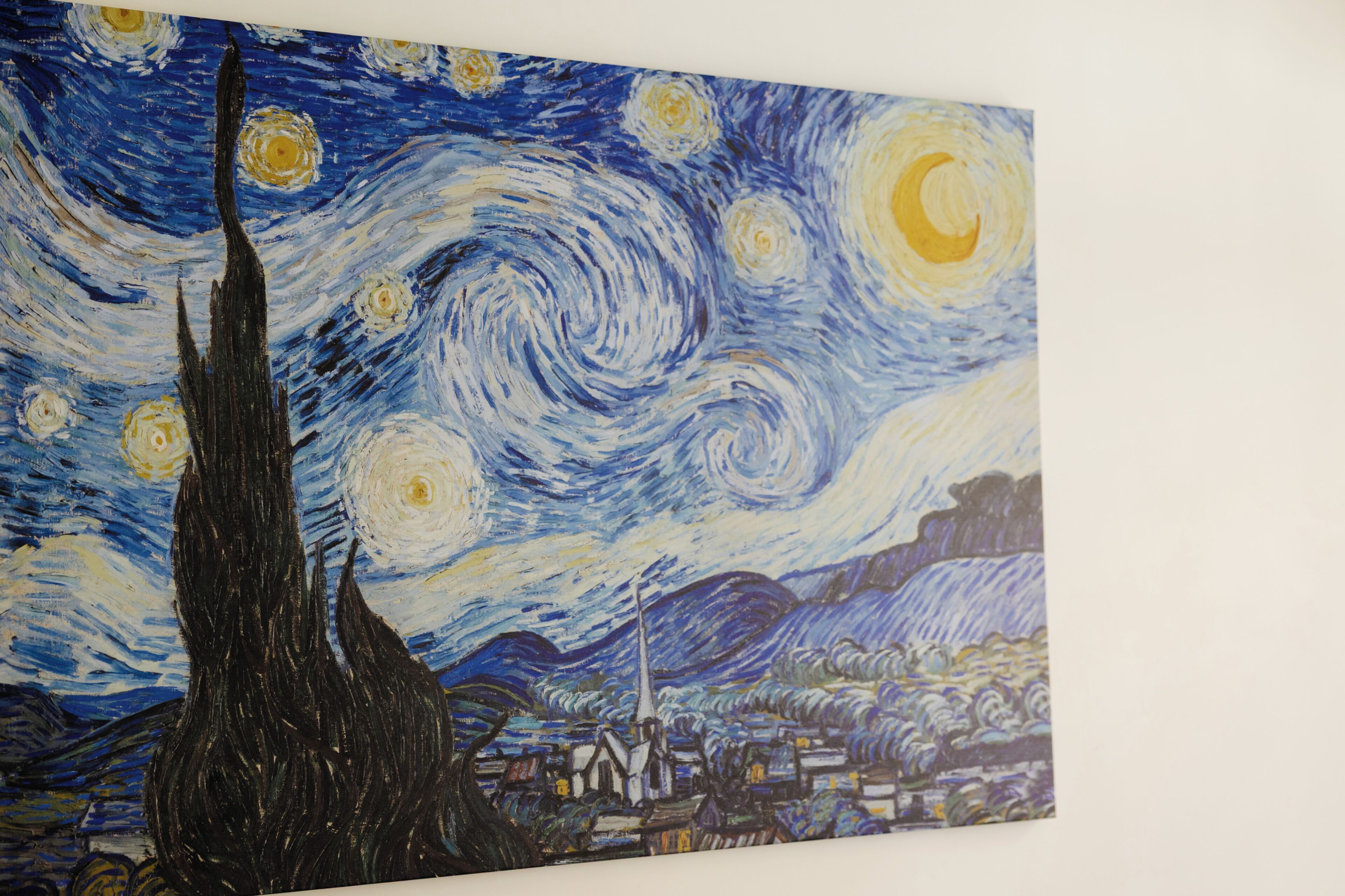 Uma pintura do céu noturno com padrões ondulantes e estrelas.