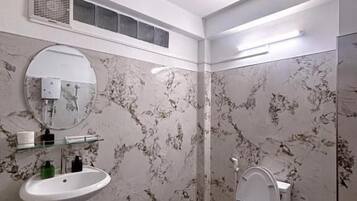 Estúdio, vista para o jardim | Casa de banho