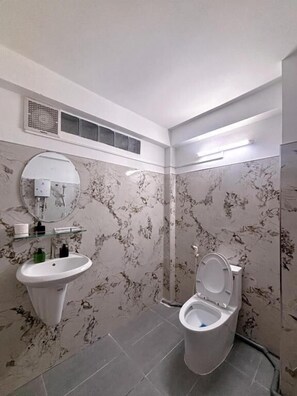 Estúdio, vista para o jardim | Casa de banho