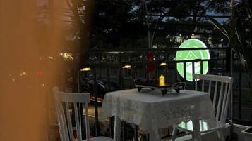 Suite, varanda, vista para o rio | Refeições ao ar livre