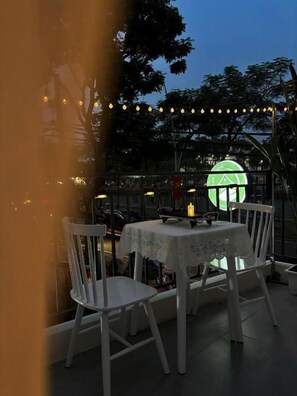 Suite, varanda, vista para o rio | Refeições ao ar livre