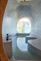 Suite Nobre, vista para o lago | Casa de banho | Artigos de higiene pessoal grátis, um secador de cabelo, roupões 
