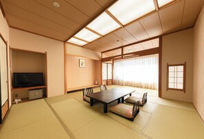 Quarto família | Escrivaninha, Wi-Fi de cortesia, roupa de cama