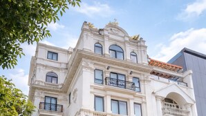 Um edifício histórico com uma placa que diz 'HUA YI HOTEL'.